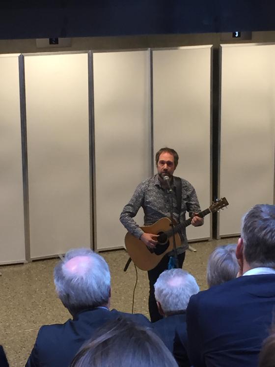 Seien svømmer over Tromsdalstinden | UiT