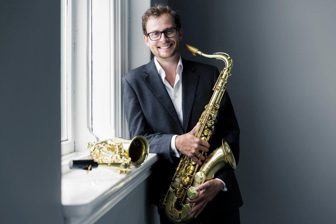 Ola er første saksofonist som står på denne verdenskjente scenen. Og ...